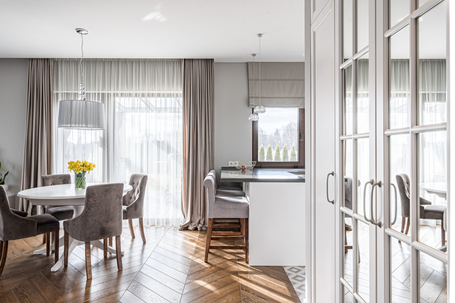 Neįpareigojanti klasika: subtilus Chevron parketo, ąžuolinių laiptų ir ...