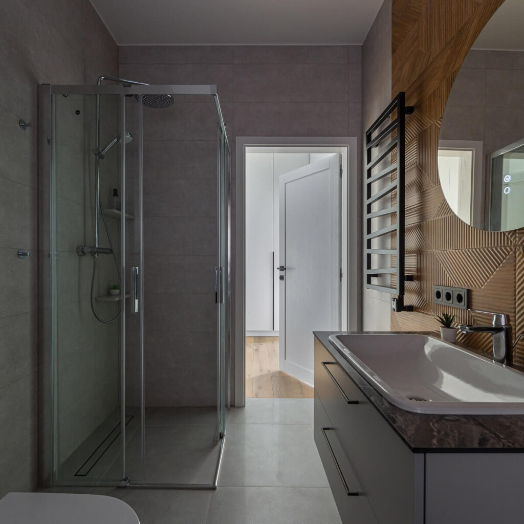 Vonios durys – nesenstanti elegancija - Medžio stilius