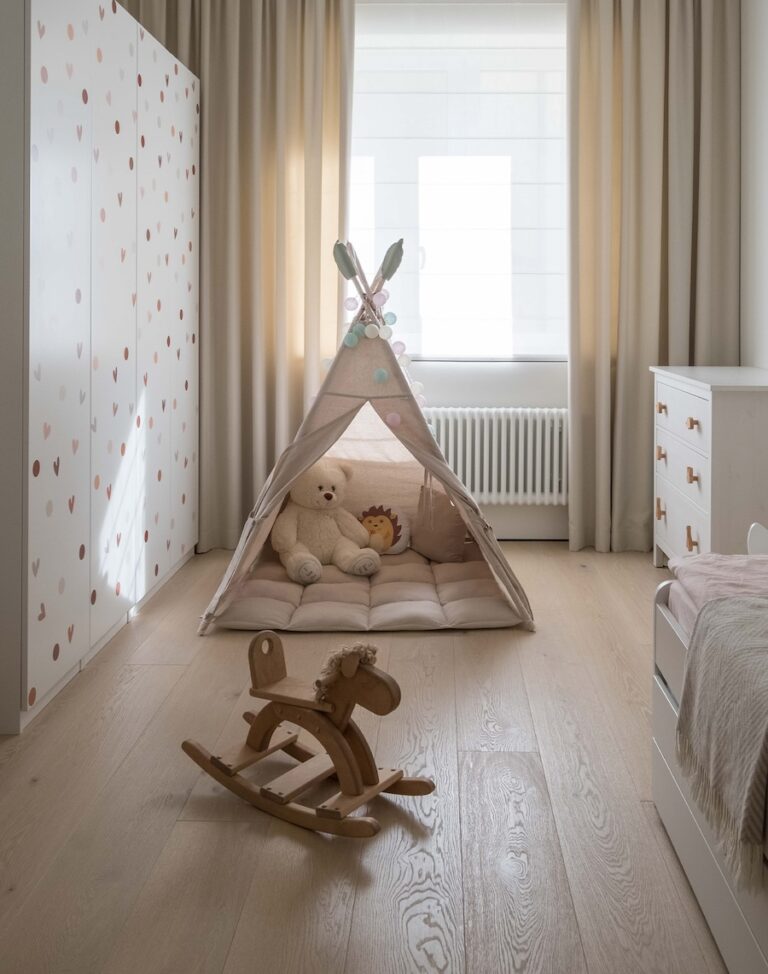 Šviesus ir subalansuotas derinys su Ivory spalva - Medžio stilius