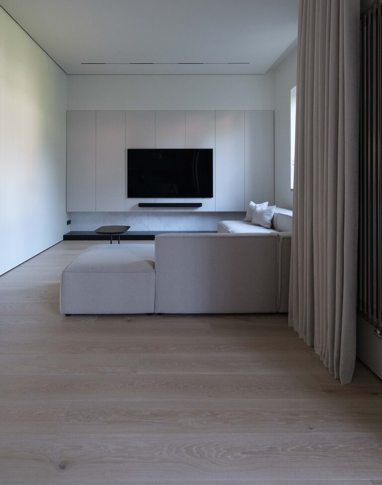 Šviesus ir subalansuotas derinys su Ivory spalva - Medžio stilius