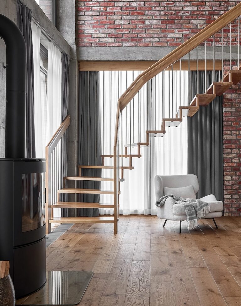 Šviesaus riešuto grindlentės moderniam interjerui suteikė šilumos ...